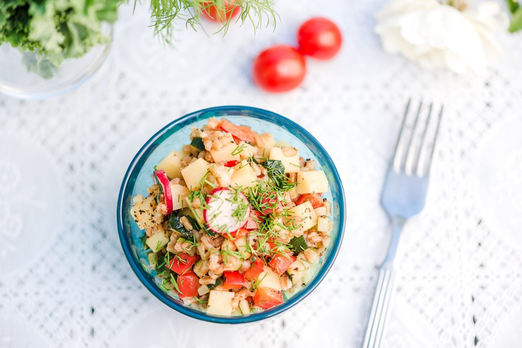 Juustoinen speltti-vihannessalaatti - Puhtaasti Kotimainen